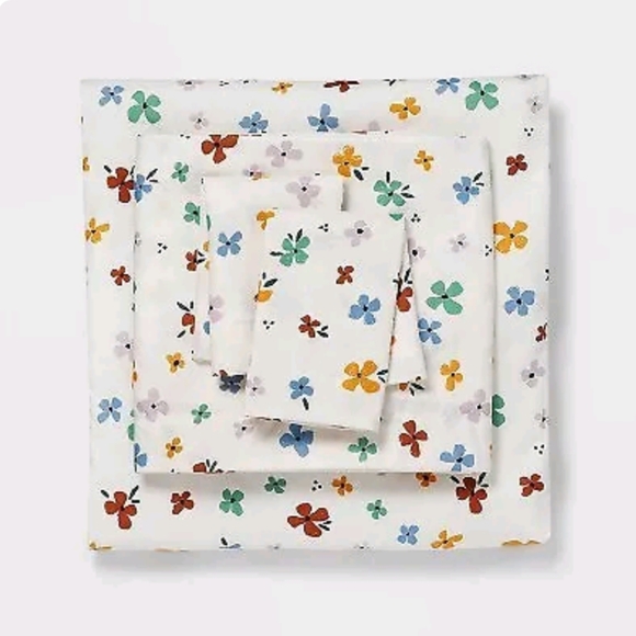 Room Essentials | Bedding | Multicolor Floral Print Queen Sheet Set ...